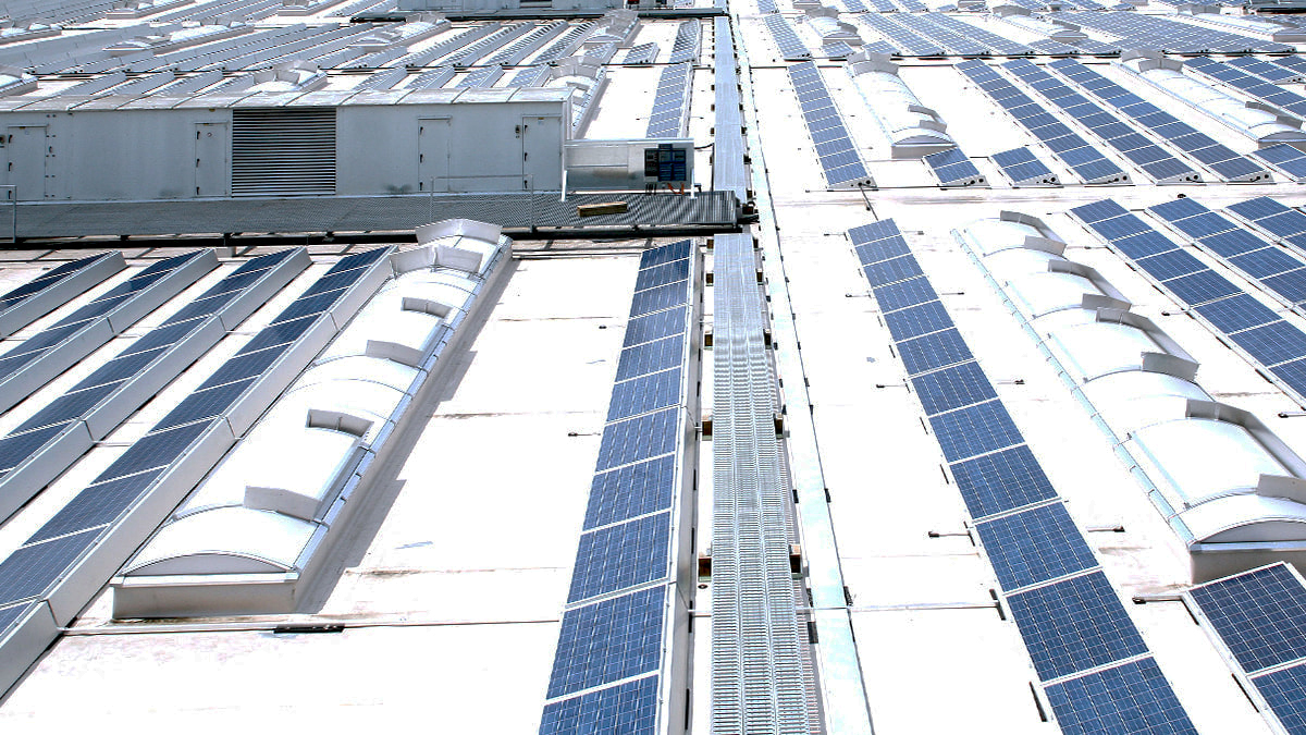 Lucernario continuo con fotovoltaico | LAMILUX